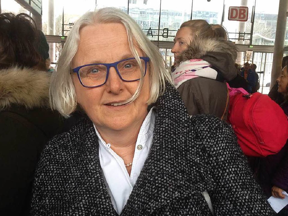 Reisende am Freiburger Hauptbahnhof reagieren weitgehend gelassen auf ...