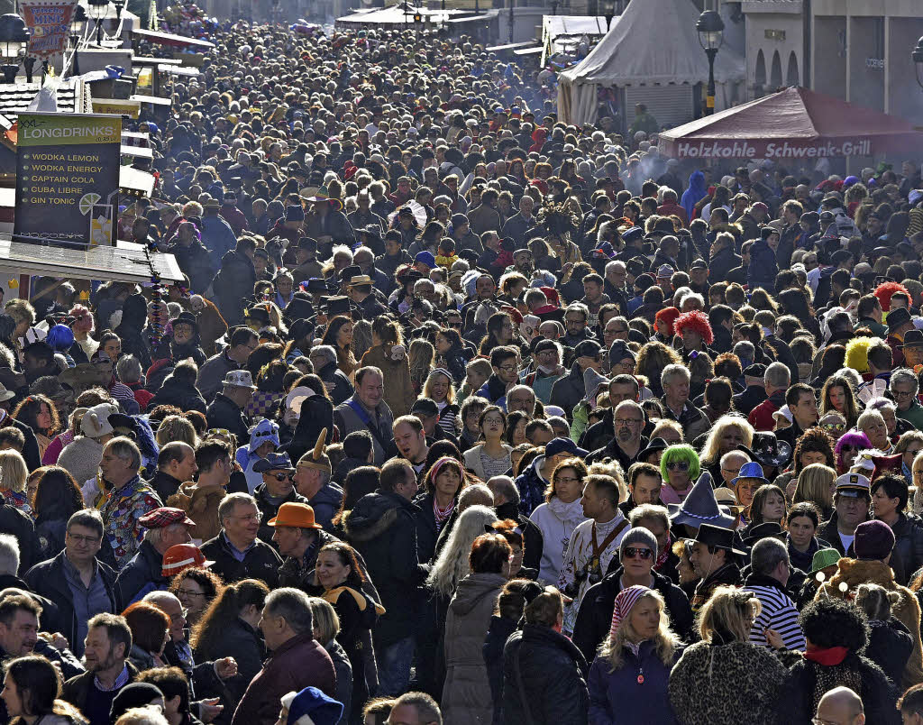 Narren feiern friedlich Fasnet in Freiburg - Freiburg - Badische Zeitung
