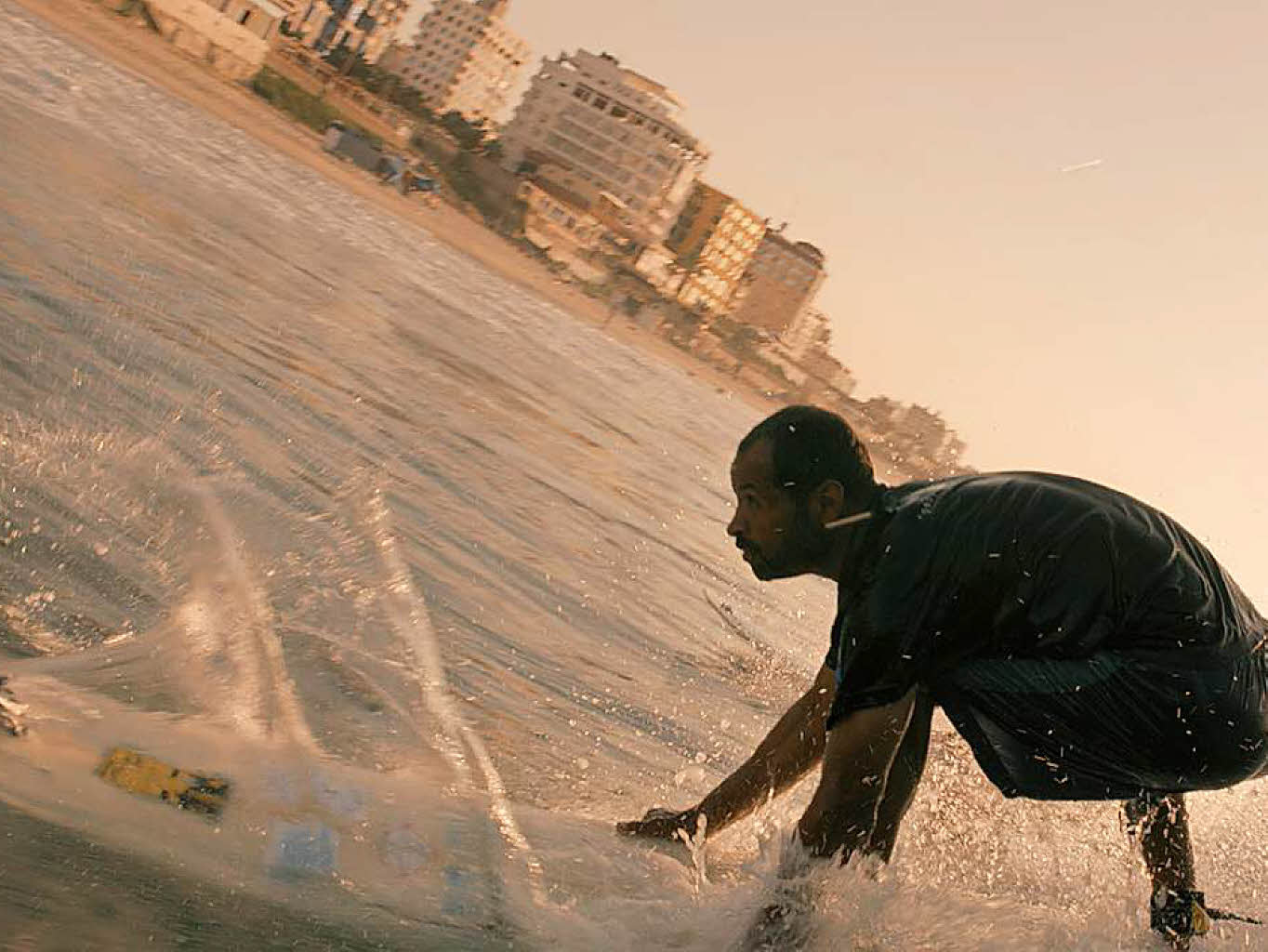 "Gaza Surf Club": Leichte Annäherung an schweres Sujet - Kino ...