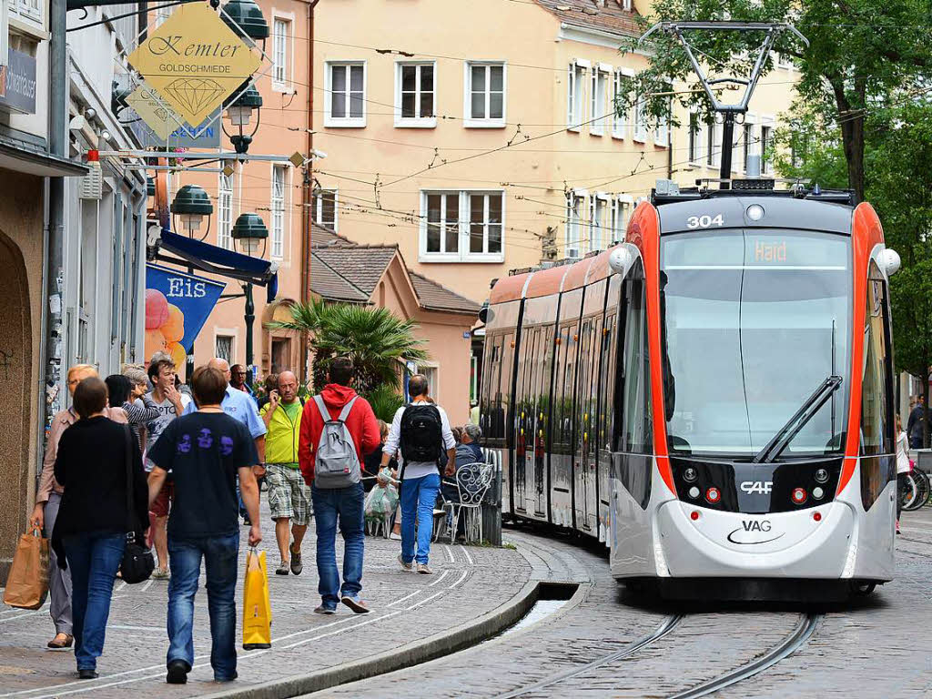 Straßenbahn bleibt am Stadttheater stehen, eine zweite kollidiert mit Auto an Lorettostraße ...