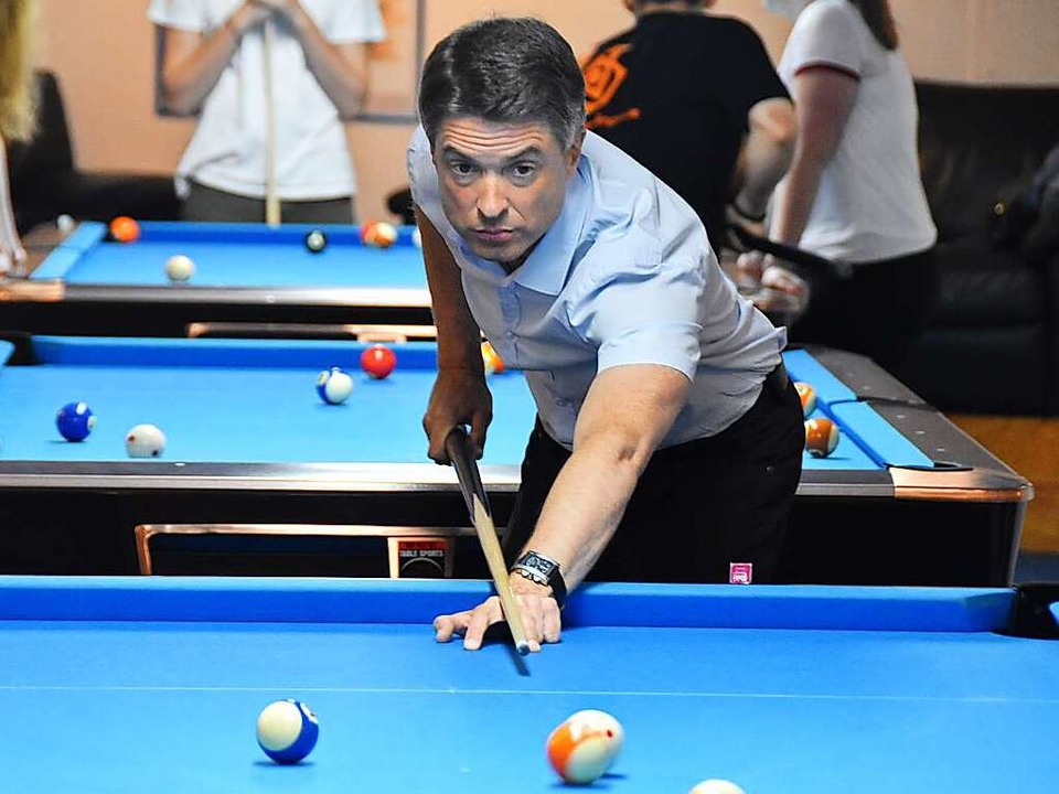 Welcher Bürgermeisterkandidat ist der bessere Billardspieler ...