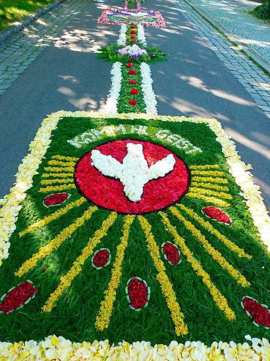 Kunstvolle Blumenteppiche zu Fronleichnam - Münstertal - Badische Zeitung