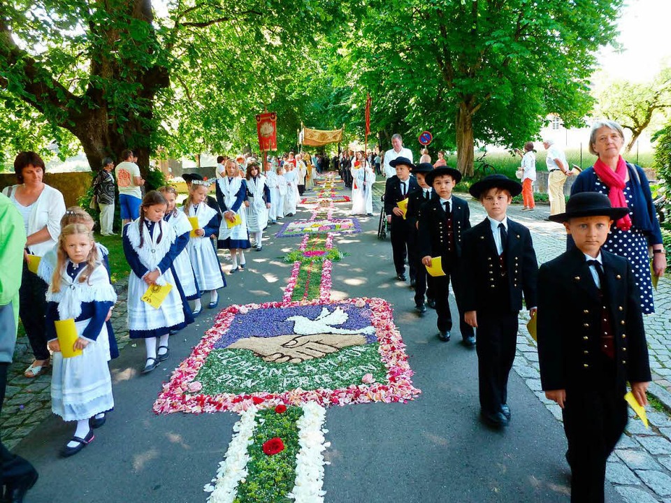 Kunstvolle Blumenteppiche zu Fronleichnam - Münstertal - Badische Zeitung