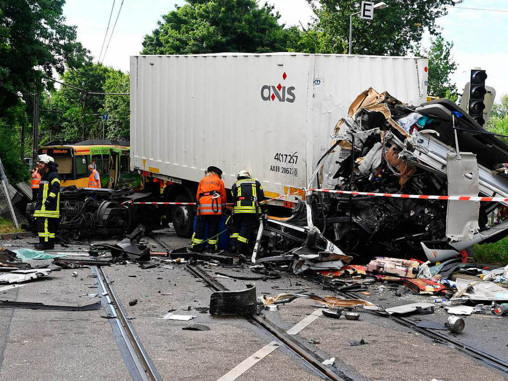 Laster rammt Straßenbahn in Karlsruhe: Menschen verletzt - Südwest - Badische Zeitung