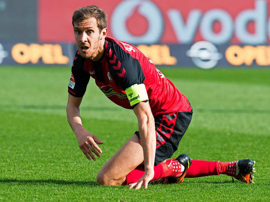 Julian Schuster bleibt Kapitän des SC Freiburg - SC Freiburg - Badische ...
