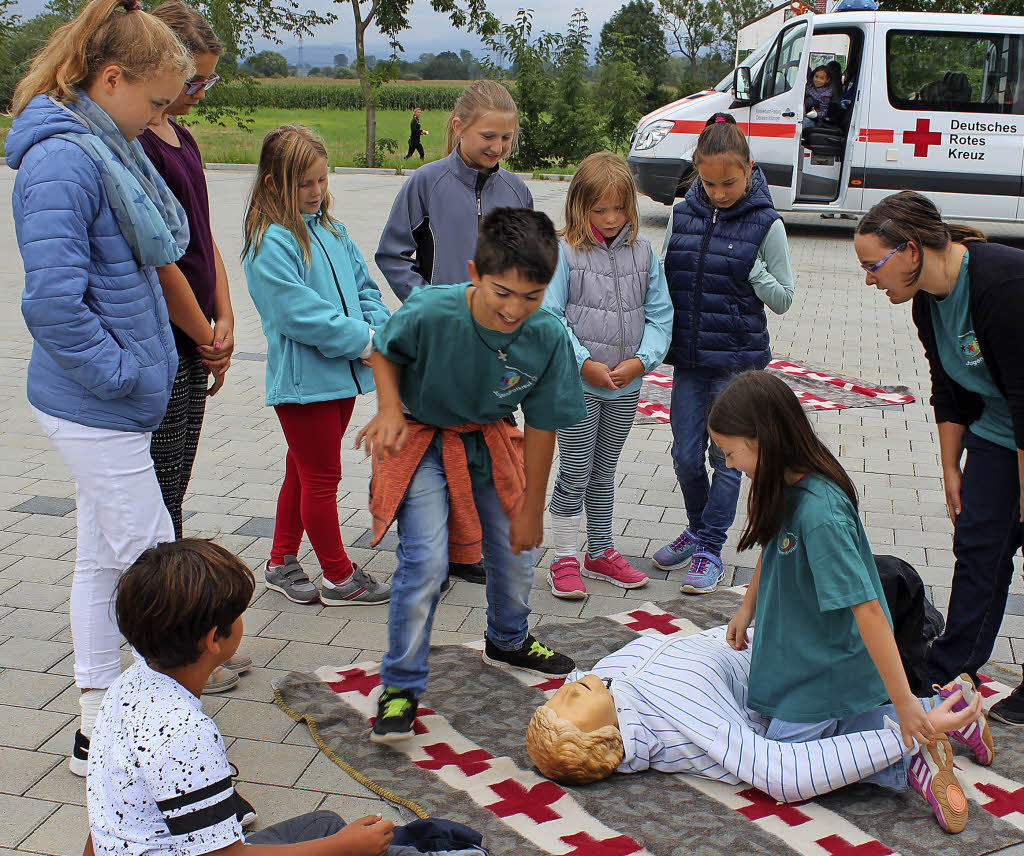 An der Puppe für den Notfall üben - Bötzingen - Badische Zeitung