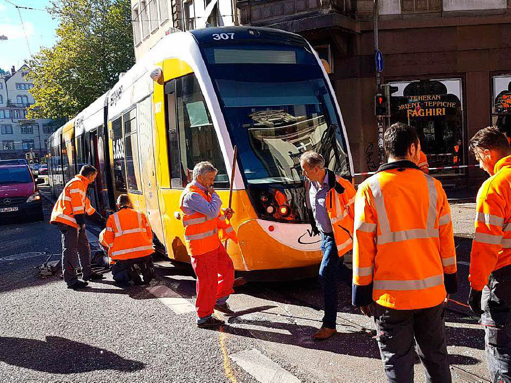 Straßenbahn entgleist nach Kollision mit Auto - drei Personen verletzt - Freiburg - Badische Zeitung