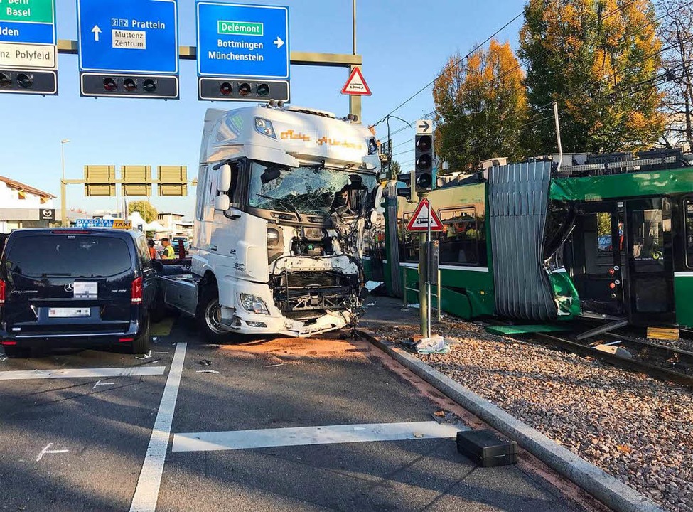 Tram kollidiert mit Lastwagen – 37 Verletzte in Muttenz - Baselland ...