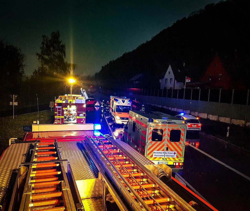 Schwerer Unfall auf der B34 bei Brennet – sechs Verletzte - Polizei ...