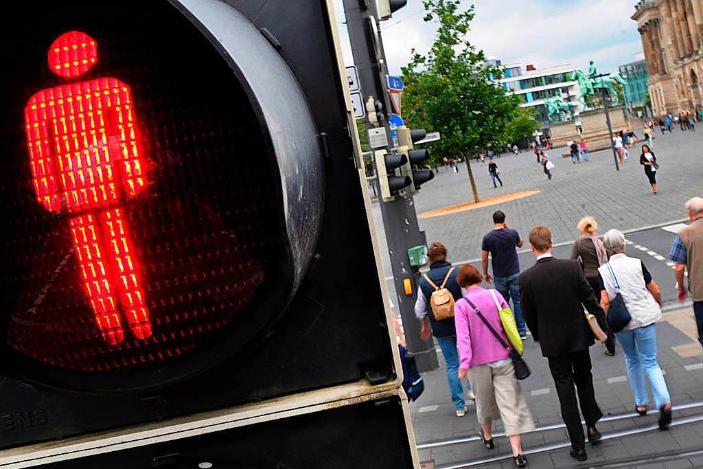 Darum missachten so viele Menschen rote Ampeln - Freiburg - Badische ...