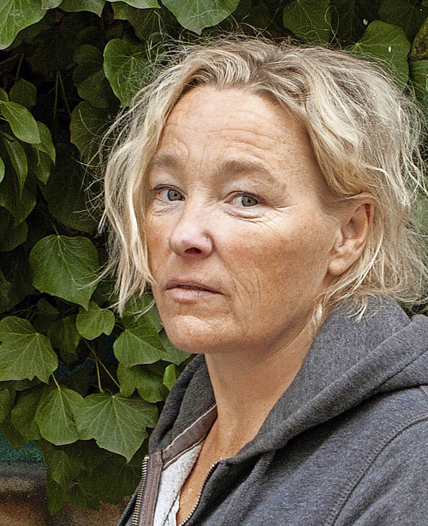 Susanne Reindl liest aus "Stillhalten" von Nina Jäckle in Offenburg ...