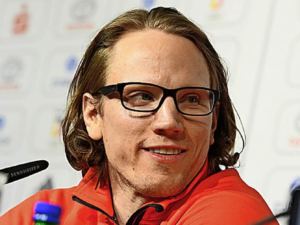 Christian Ehrhoff trägt die Fahne - Olympische Spiele - Badische Zeitung