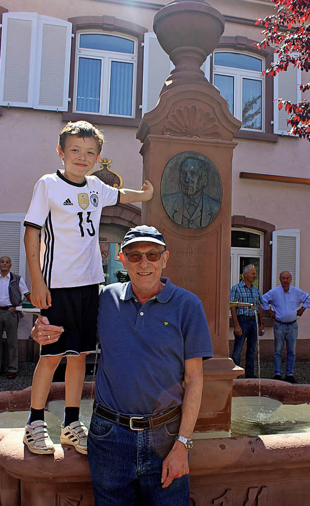 Der Georg-Rapp-Brunnen erstrahlt in alter Frische - Elzach - Badische ...