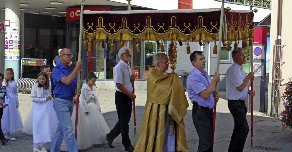 Die Sonne lacht der Fronleichnamsprozession - Bad Säckingen - Badische Zeitung