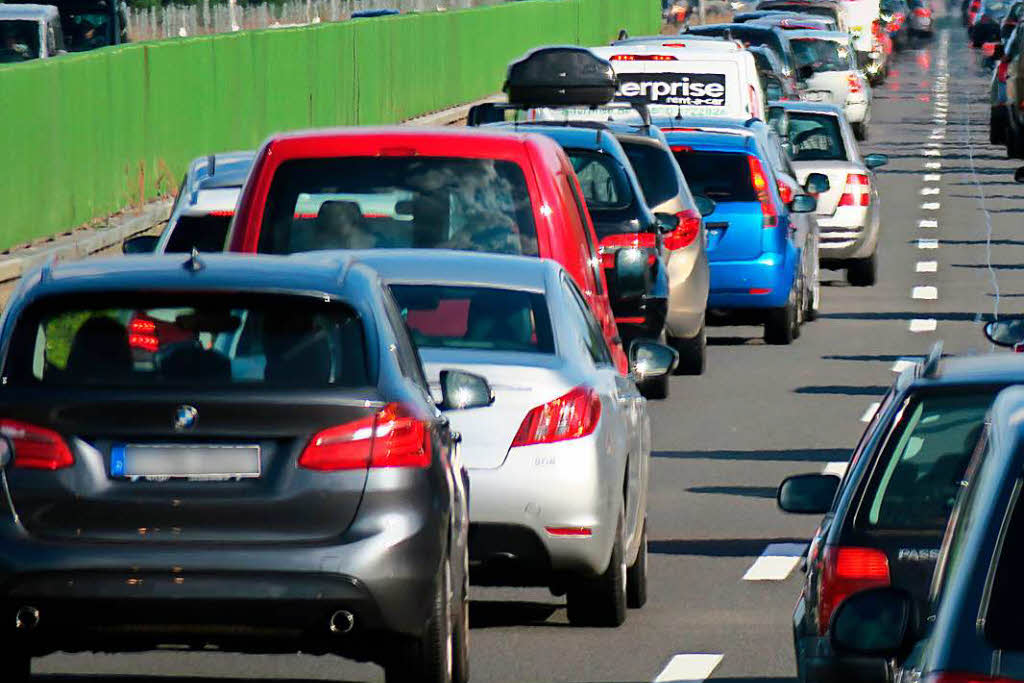 Umfahren oder ausharren: Wie man lange Staus zur Ferienzeit vermeidet ...