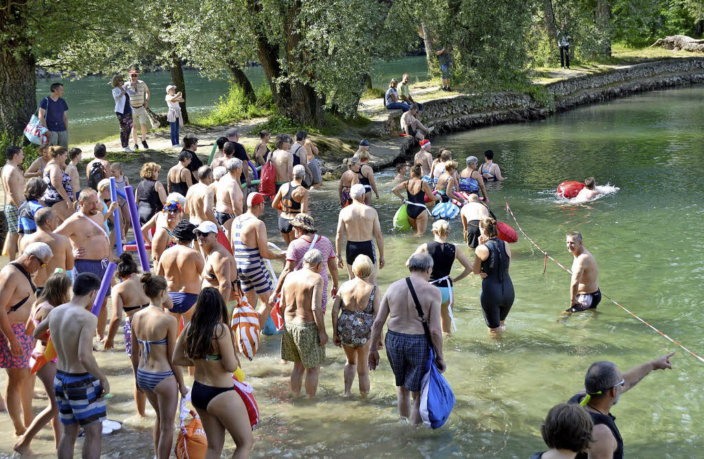 Hundert schwimmen im Rhein und sind begeistert - Rheinfelden - Badische ...