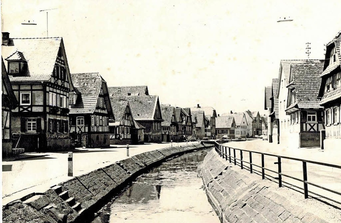 Die Hauptstraße des Dorfes spiegelt den Wandel zur Großgemeinde ...