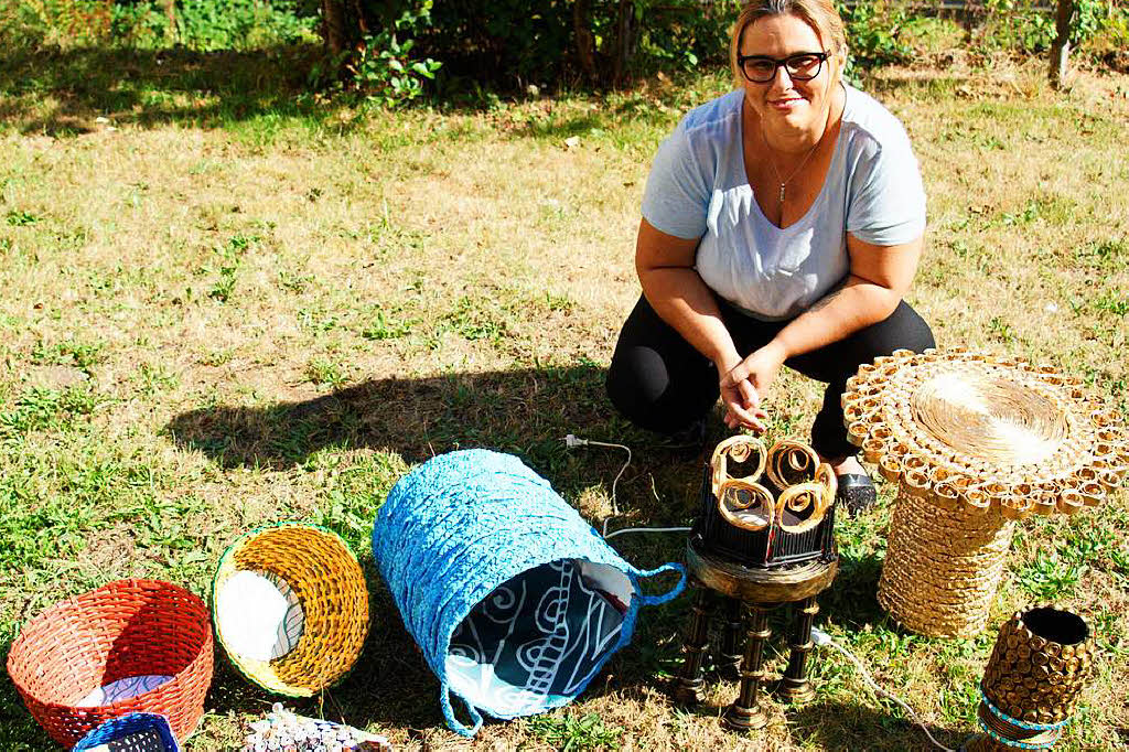 Elfete Ahmetaj aus Schönau macht aus Zeitungen Kunstwerke - Schönau ...