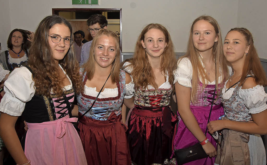 Ausgelassene Party in Dirndl und Lederhosen - Höchenschwand - Badische ...