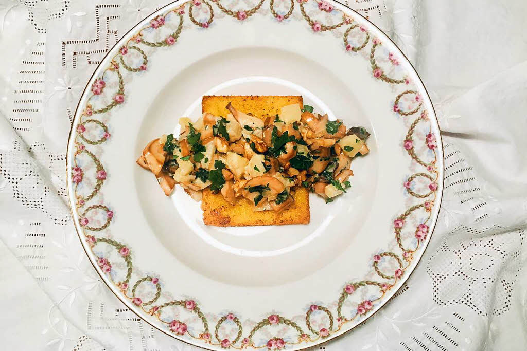 Polentaschnitte mit Pilzragout: ein goldbraun-knuspriges Herbstgericht ...