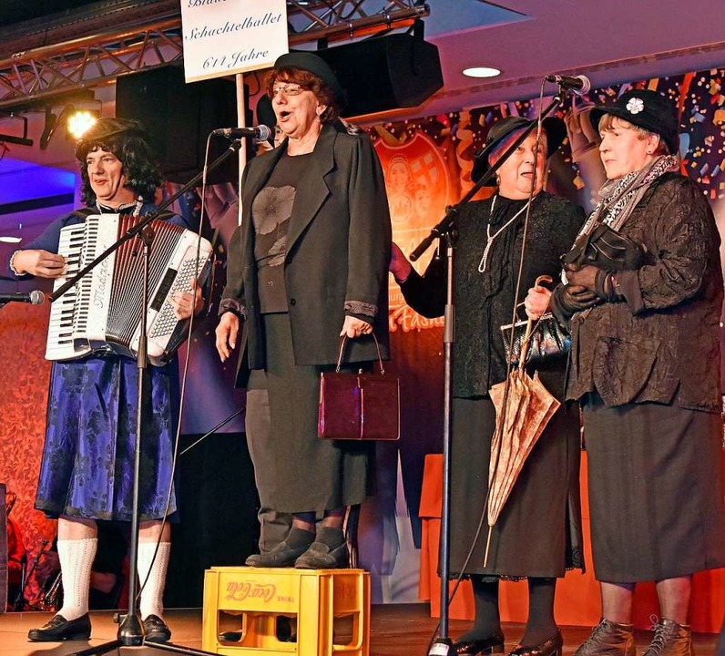 Die Kappensitzung der Breisgauer Narrenzunft geht auch ohne Fasnetrufer - Freiburg - Badische ...