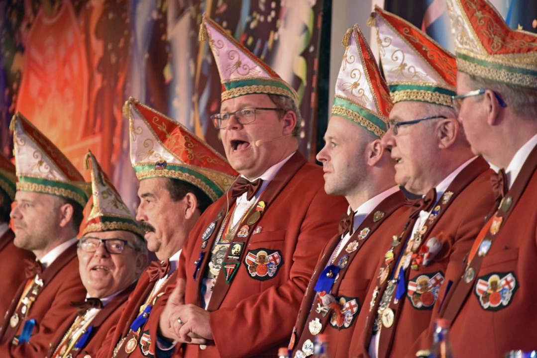 Die Kappensitzung der Breisgauer Narrenzunft geht auch ohne Fasnetrufer - Freiburg - Badische ...