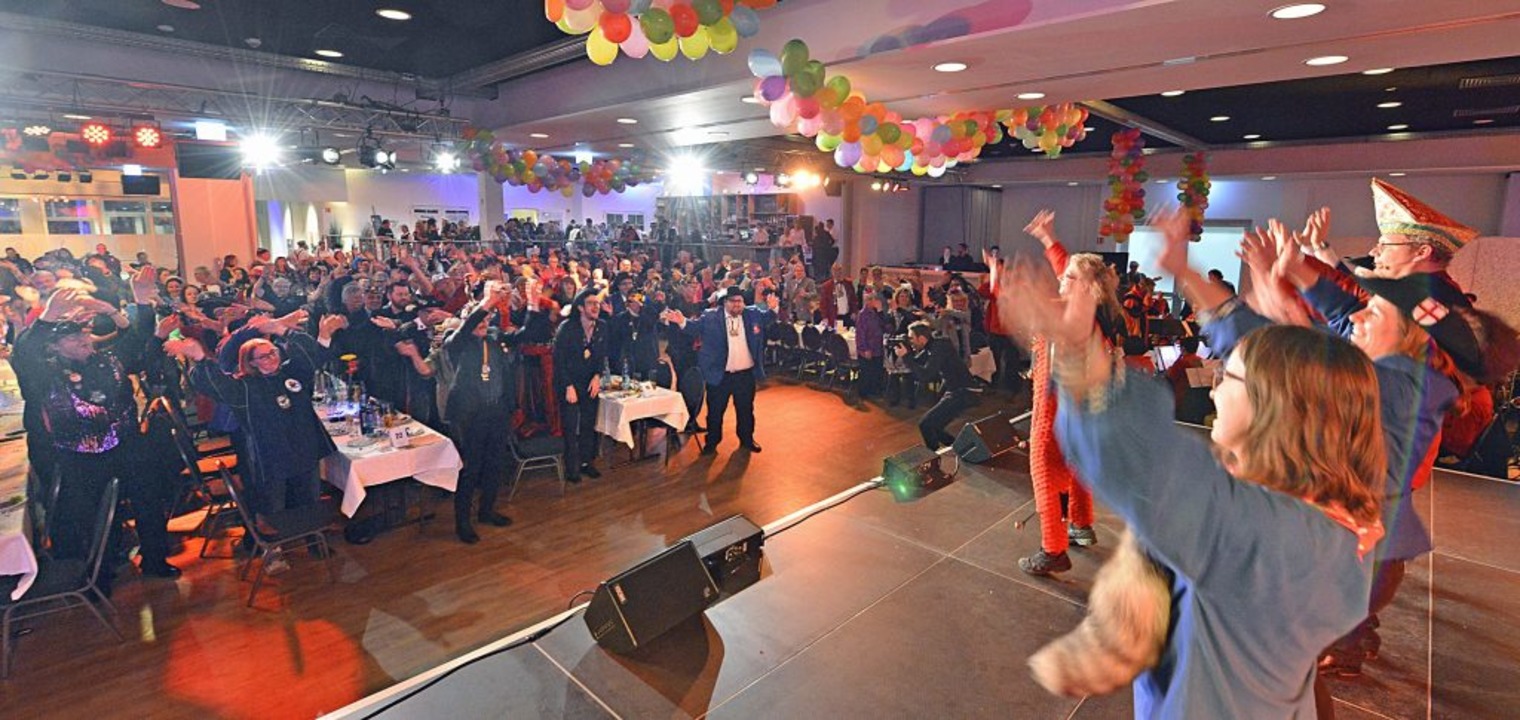 Die Kappensitzung der Breisgauer Narrenzunft geht auch ohne Fasnetrufer - Freiburg - Badische ...