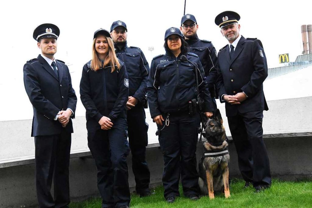 Der Zoll in Südbaden trägt nun blaue Uniformen - Kreis Lörrach ...
