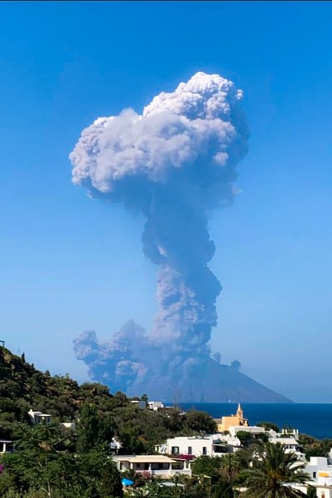 Ein Toter bei Ausbruch am Vulkan Stromboli – Touristen in Angst - Panorama - Badische Zeitung
