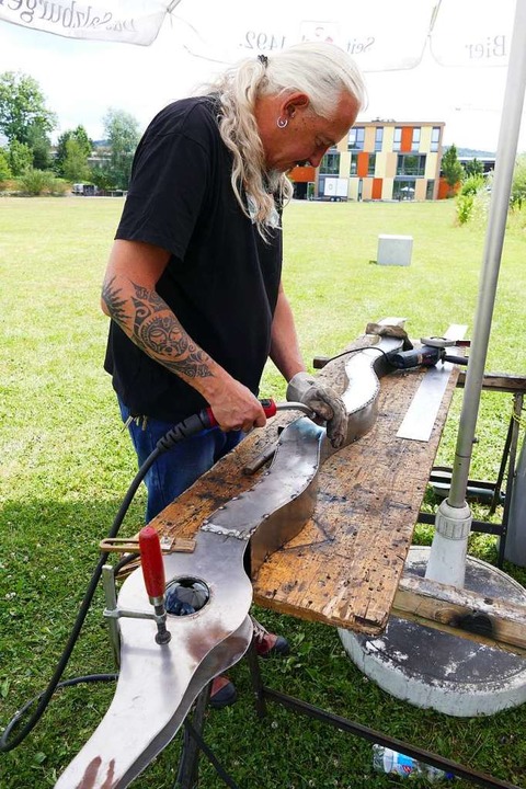 Fünf Künstler arbeiten mit der Motorsäge und dem Meißel - Rheinfelden ...