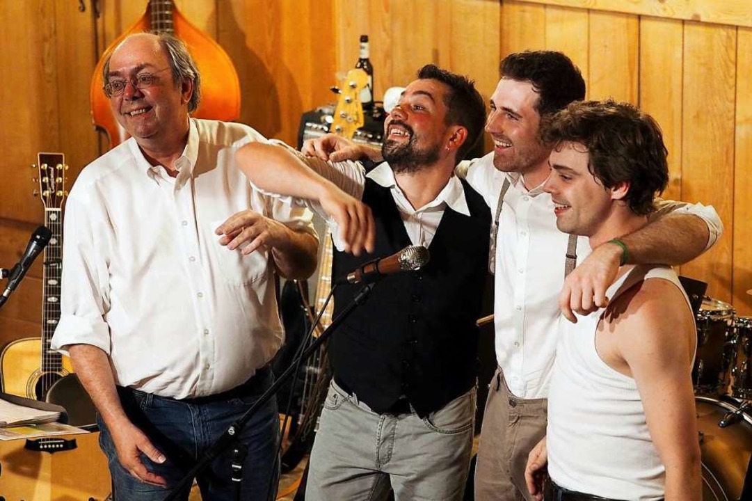 Jonas Hammerschmidt und die Breitnauer Band Behind the Corner spielen ...