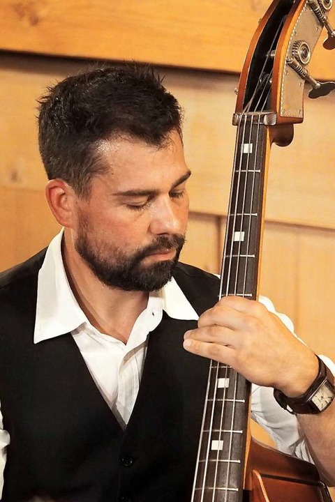 Jonas Hammerschmidt und die Breitnauer Band Behind the Corner spielen ...