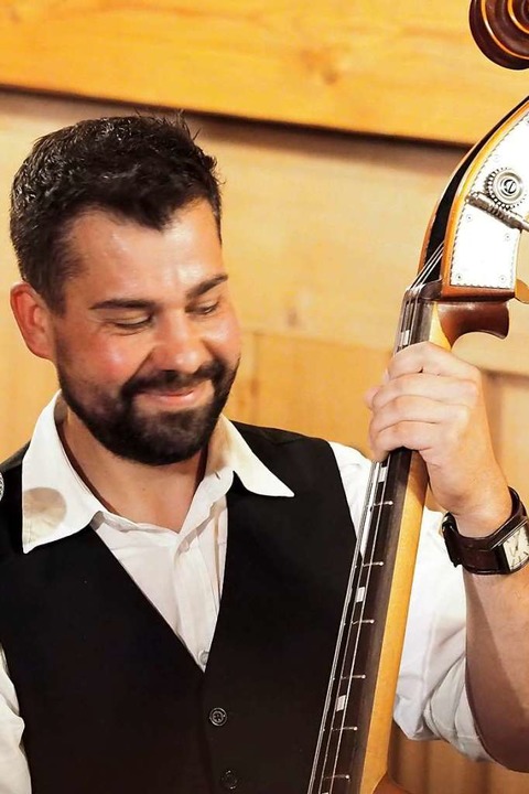 Jonas Hammerschmidt und die Breitnauer Band Behind the Corner spielen ...