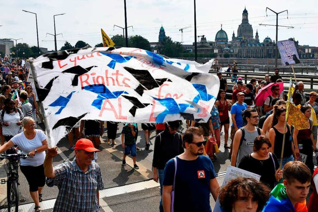 Mehr als 35.000 Menschen demonstrieren in Dresden gegen den "Rechtsruck ...