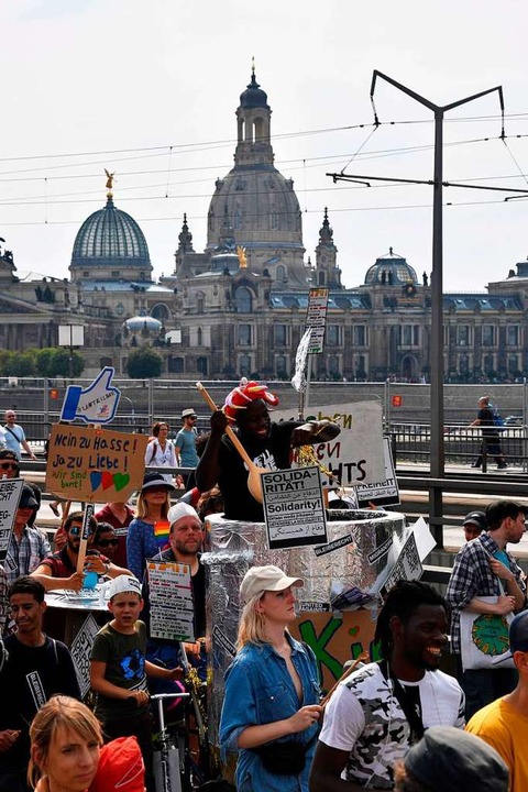 Mehr als 35.000 Menschen demonstrieren in Dresden gegen den "Rechtsruck ...