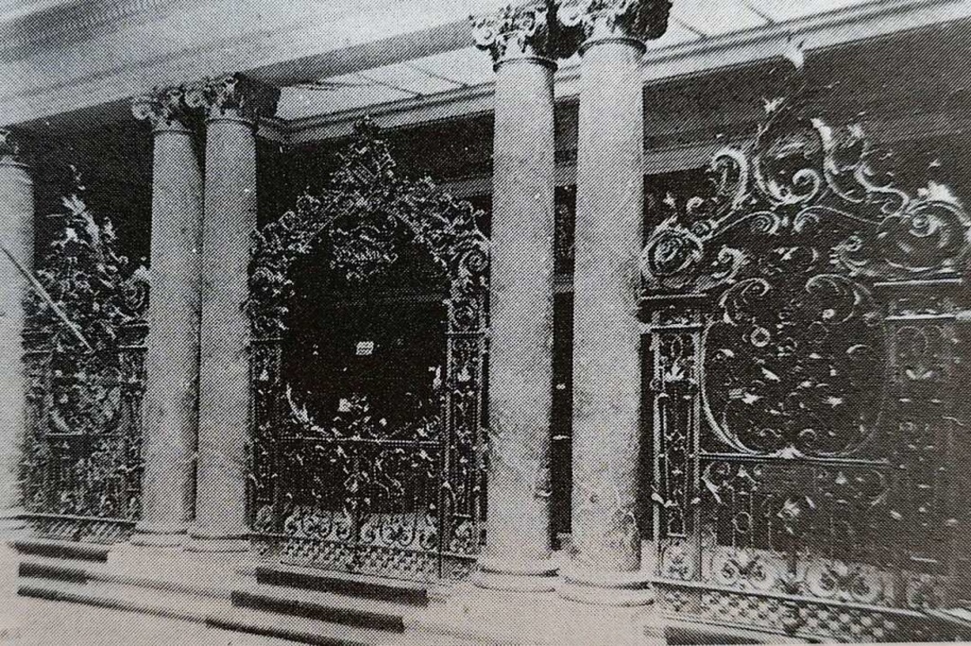 Das historische Metalltor von Franz Karl Bühler wird in Karlsruhe ...
