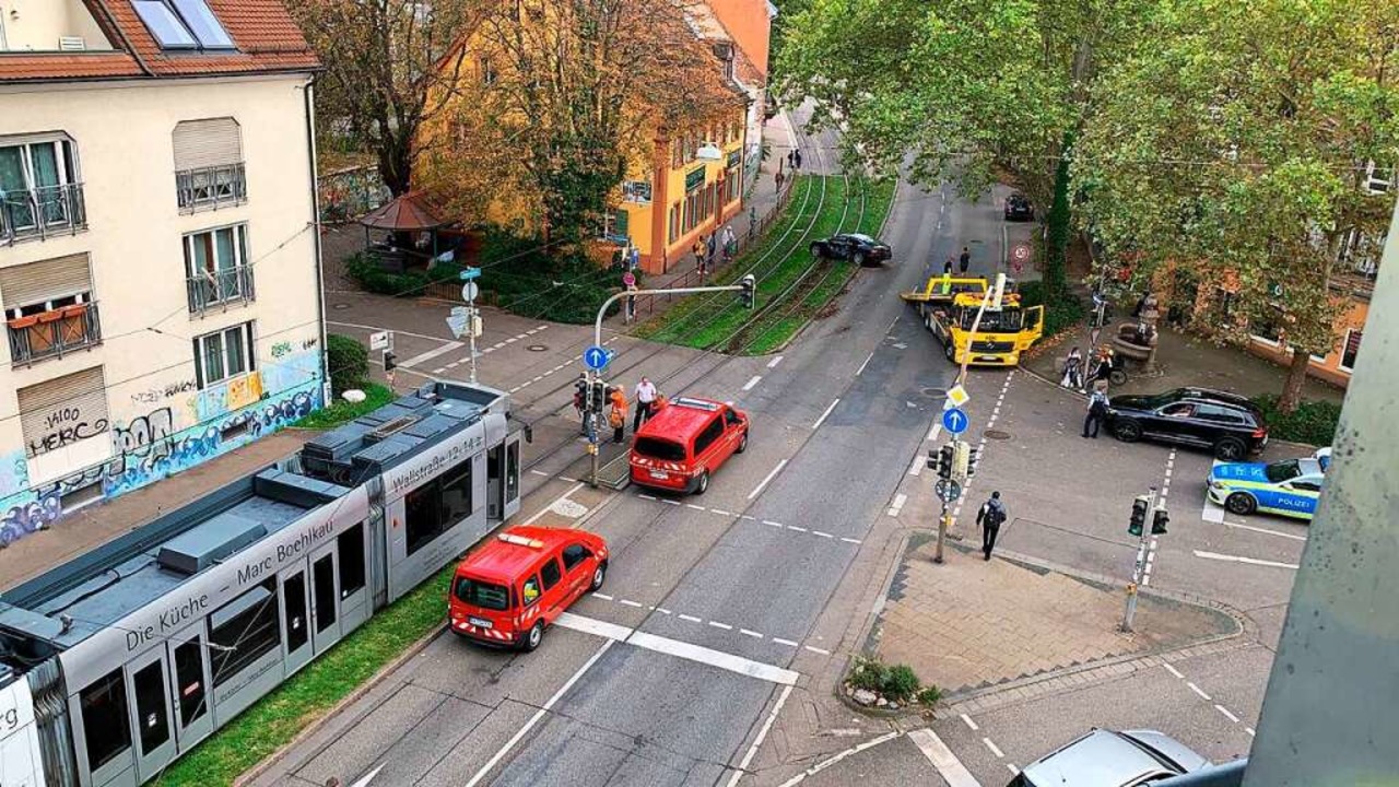 Auto kollidiert an der B31 in Freiburg mit Straßenbahn - Freiburg - Badische Zeitung