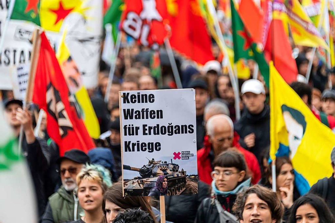 2000 Menschen demonstrieren friedlich in Basel gegen den Krieg im ...