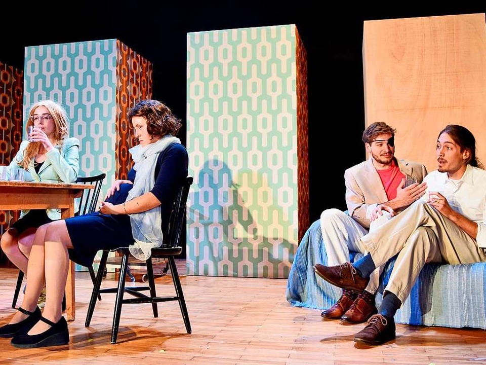 Die Theatergruppe Maniacts führt "Tender Truces" von David Dykowski auf ...