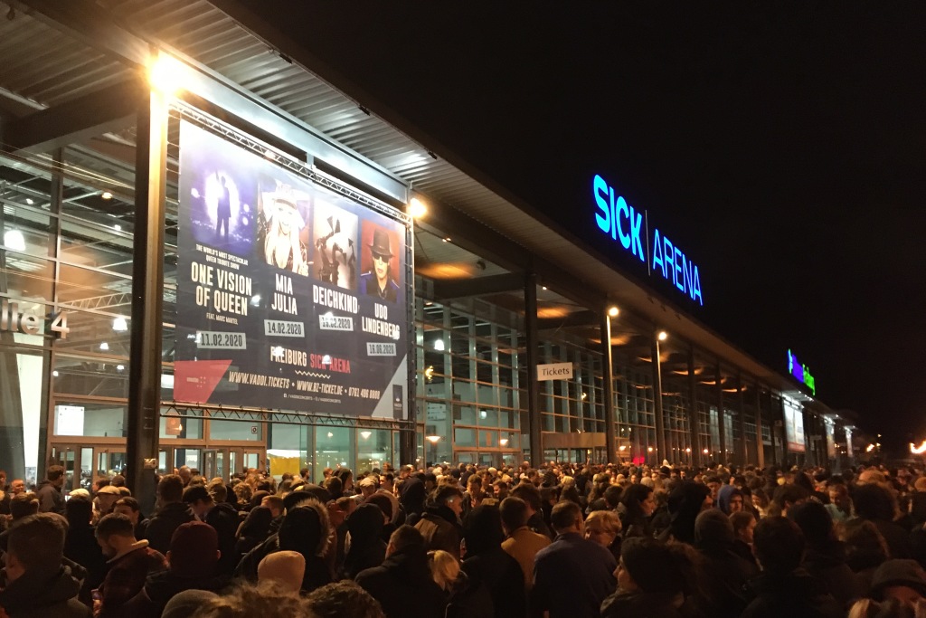 Sick-Arena vor Konzert von Feine Sahne Fischfilet geräumt - Freiburg ...