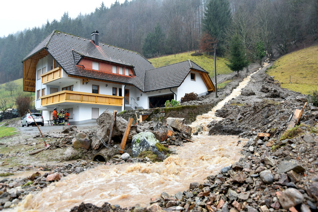 Starker Regen löst Erdrutsch aus und sorgt für Hochwassergefahr ...