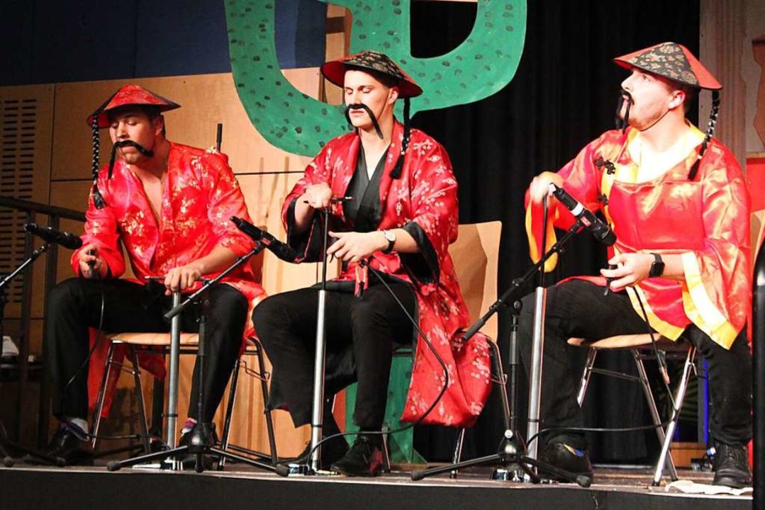 Ein Sheriff am Marterpfahl und drei Chinesen beim Zunftabend in ...