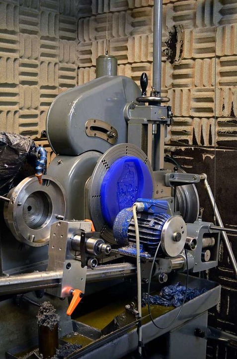 Die Basler Firma Müller fertigt seit 100 Jahren Plaketten in Handarbeit ...