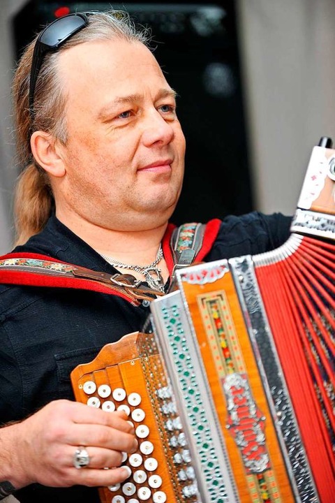 Sänger und Musiker Chris Laubis stirbt nach Arbeitsunfall - Titisee ...