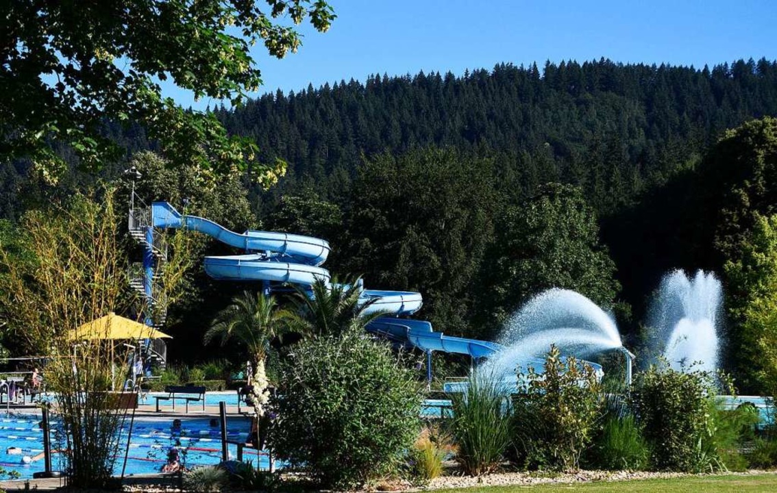 Strandbad-Eröffnung in Freiburg startet mit Abstand und guter Stimmung ...