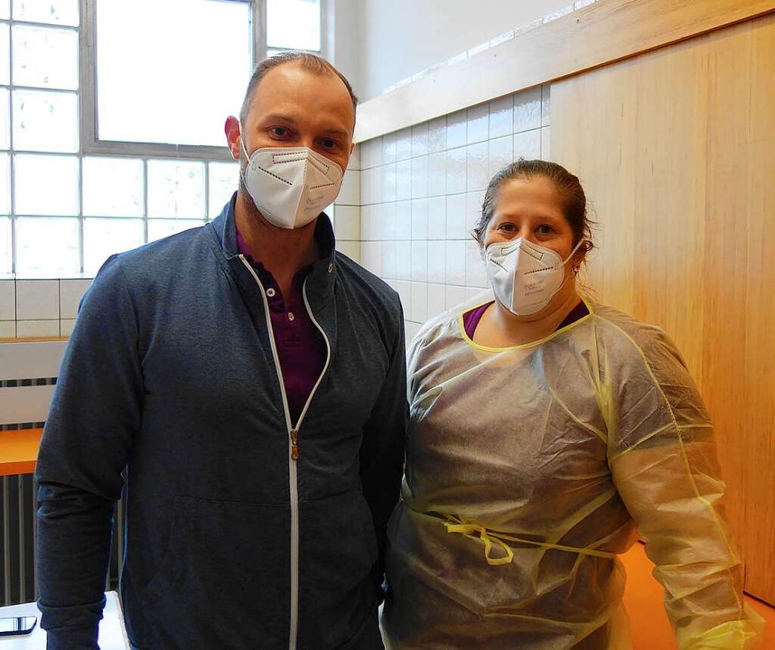 In Hausen impfen Hausärzte die Bürger in der Feuerwehrhalle - Hausen im ...