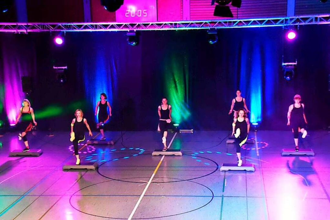 Helena Hess und Elena Asmus leiten die Aerobic-Step-Gruppe des TV Lahr ...