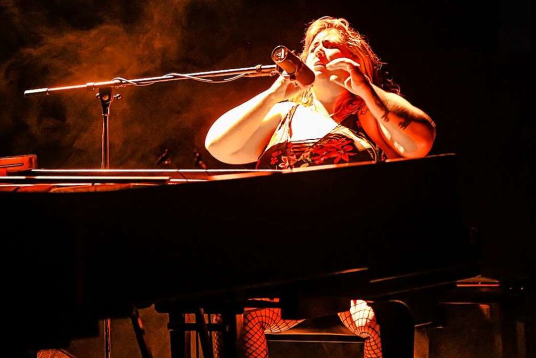 Die US-amerikanische Singer-Songwriterin Sarah McCoy vertreibt in ...