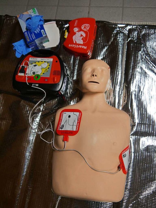 Das Training mit dem Defibrillator macht Mut für den Ernstfall ...