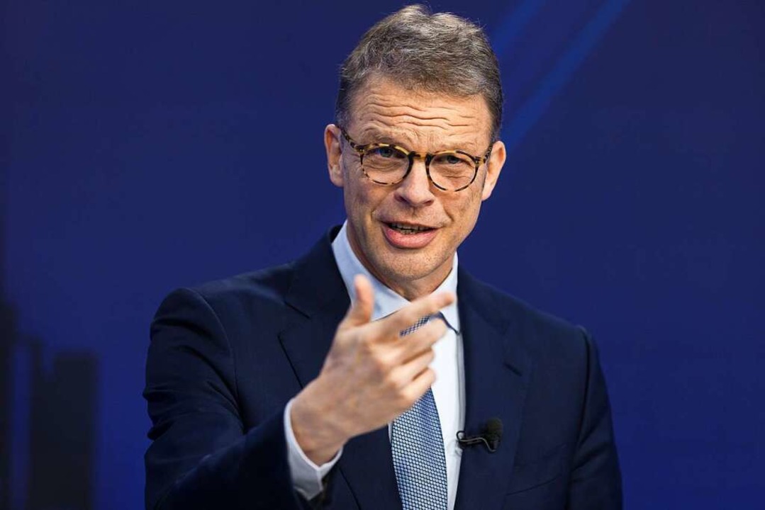 Christian Sewing hat die Deutsche Bank wieder auf Kurs gebracht ...